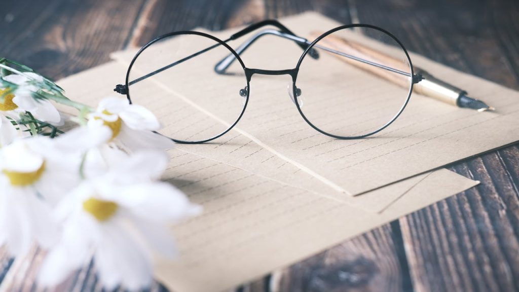 9 Cara Menulis Senandika untuk Mengurai Isi Hati dengan Indah - Halo ...
