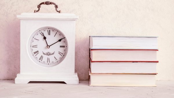 Perbedaan Penerbit Mayor dan Indie, Penulis Pemula Wajib Tahu! - Halo ...