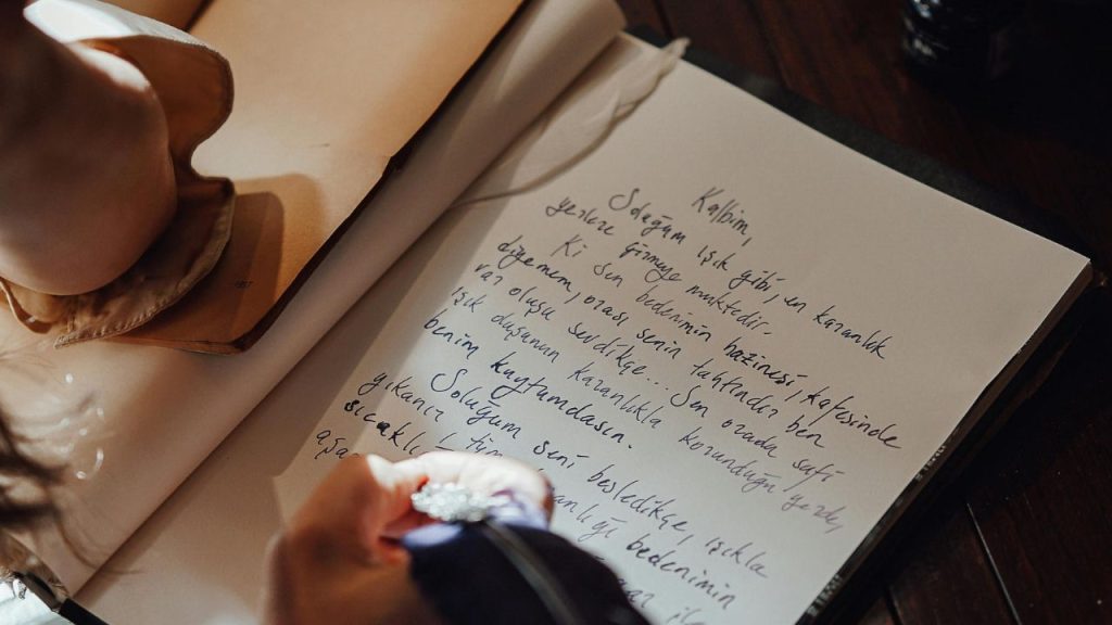 Membuat Alur Cerpen yang Menarik - Halo Bookstore