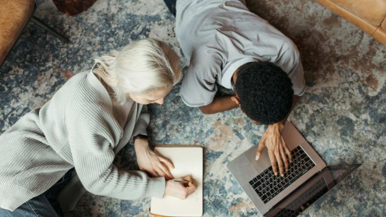 Membuat Alur Cerpen yang Menarik - Halo Bookstore