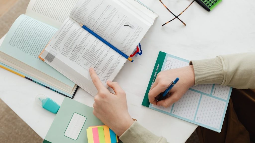 Aturan Penulisan Kata "atau" yang Benar Sesuai EYD V - Halo Bookstore